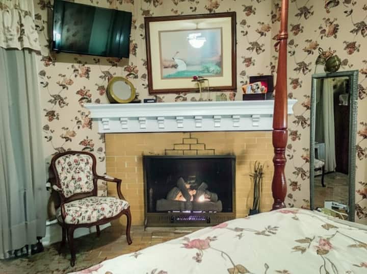 Historic Stay With Fireplace & Creek Views - Mount Pocono, PA