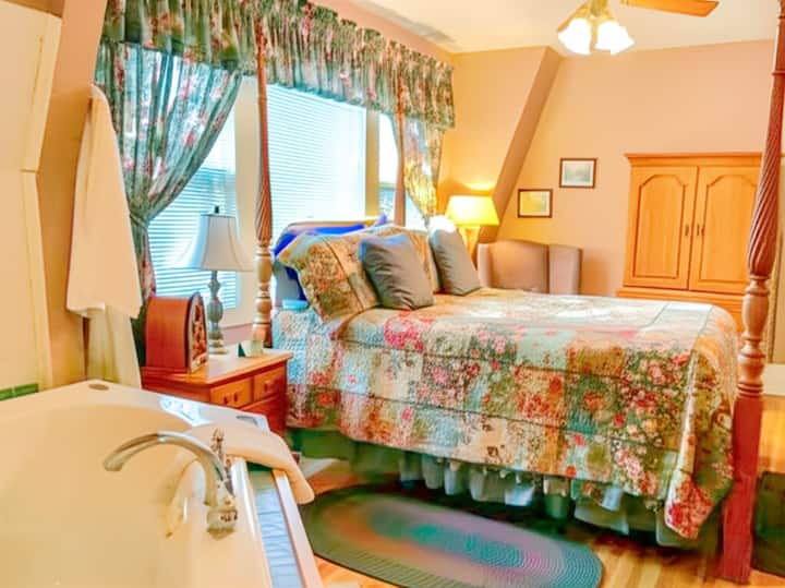 Poconos Retreat W/ Fireplace & Jacuzzi - Mount Pocono, PA