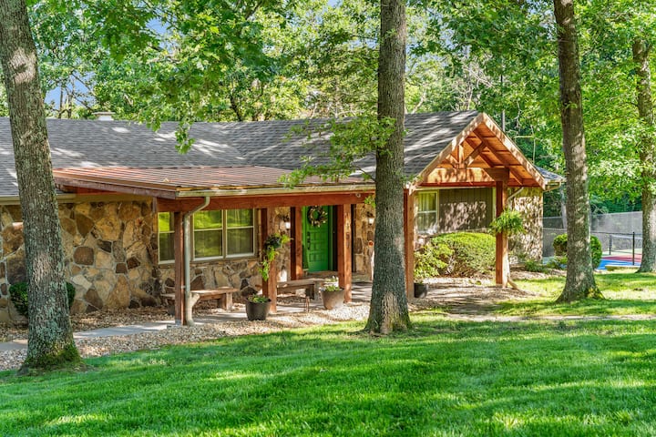 Private Pickleball Court-6 Br, Sauna, Hot Tub - Branson, MO