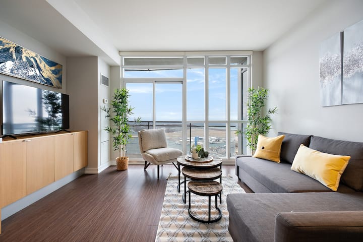Stunning Waterview Condo + 1 Free Parking - Toronto