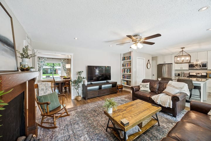 Safe, Comfy, & Fun! 3/2 + Game House & Library - Farmers Branch