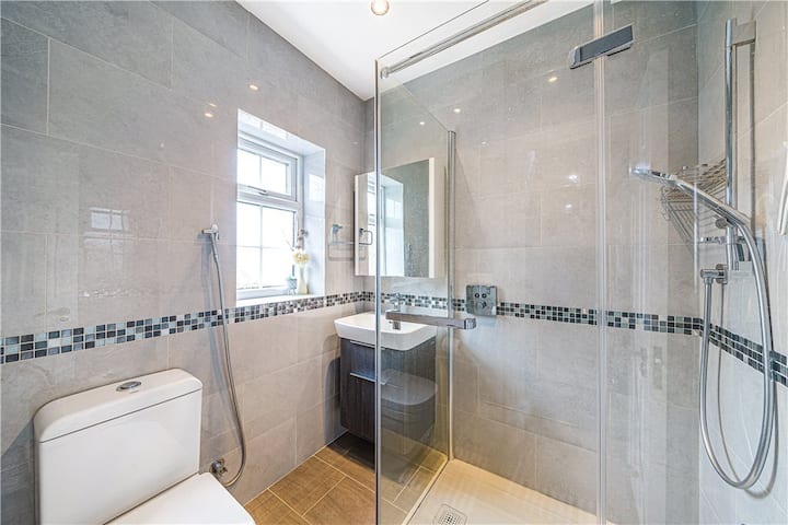 Cosy Family Home With Park View - Ruislip
