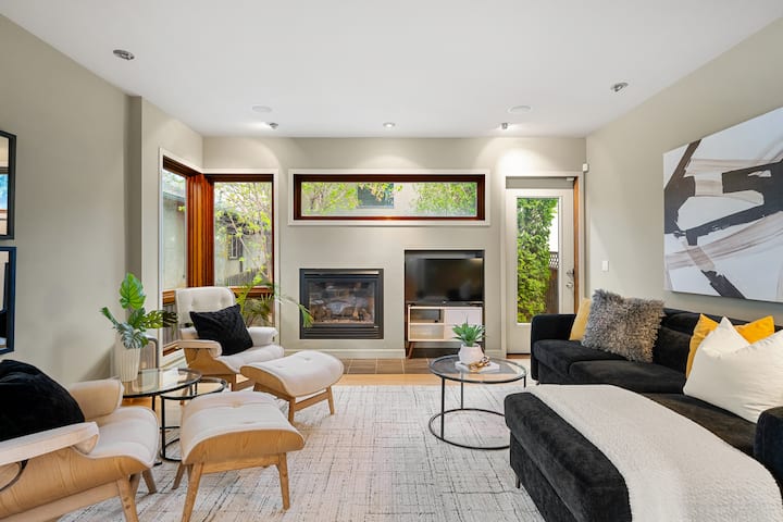 Spacious 2-suite Home | Sleeps 10, Walkable, By Dt - Calgary