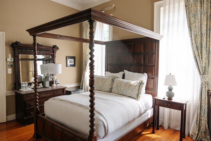 Period Charm Bed And Breakfast | Downtown Suite - Fredericksburg, VA