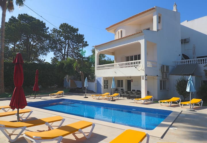 6 Bed Detached Villa Near Beach,
Shops Restaurants - Albufeira