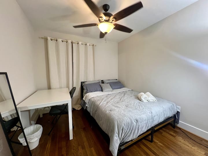 Queen Room, Desk & Tv | Shared Bath Near Dulles - Herndon, VA