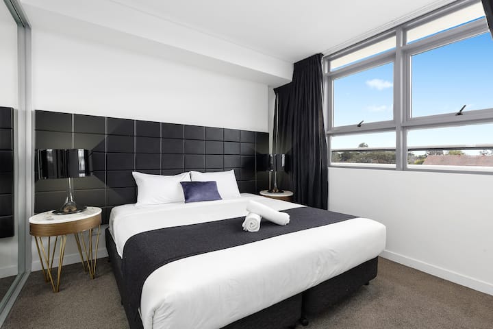 Modern Apartment + Free Parking - Mosman