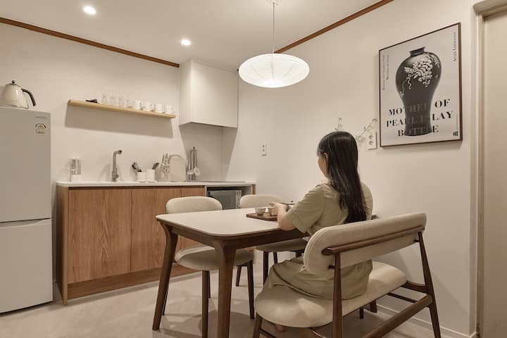 홍대입구역 5분거리, 모던한 한국집 (서울역,명동) - Seoul