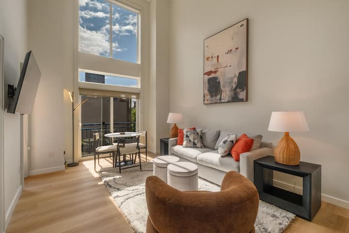 Stylish 2br Penthouse With Parking & Pool! - Seattle, WA