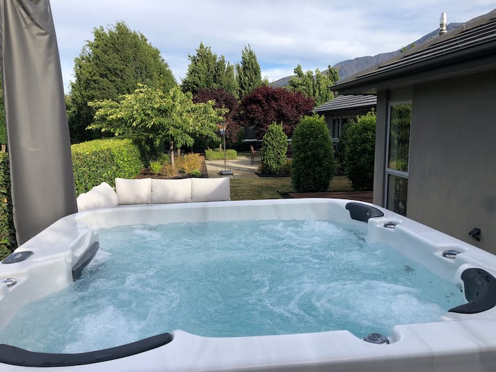 Spacious Family Retreat With Spa & Mountain Views - Queenstown, New Zealand