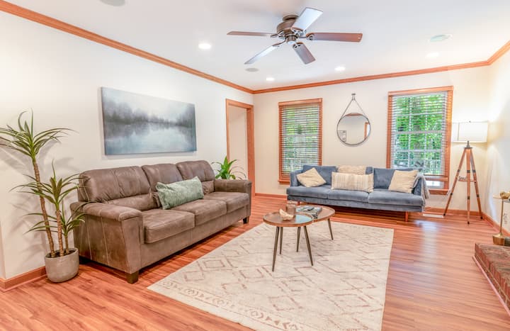 4 Bed,king Bed,tvs,kids Essentials,grill,crib - Cary, NC