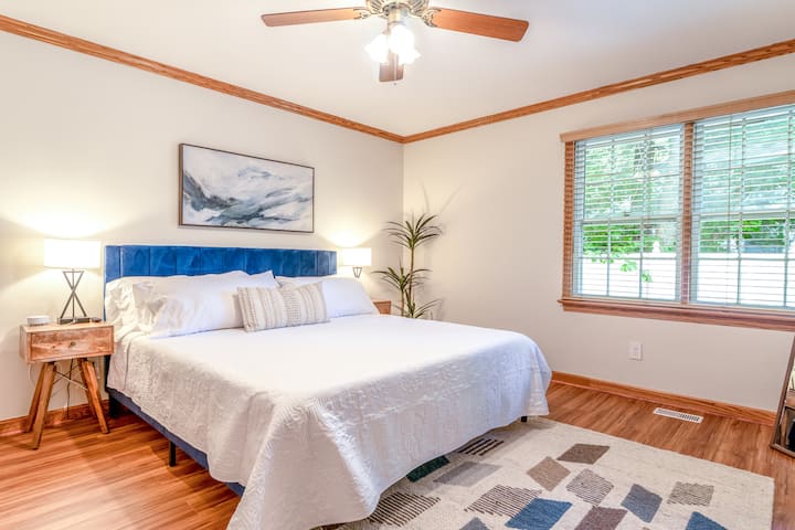 King Bed, Tvs, Kids Essentials, Grill, Packnplay - Raleigh, NC