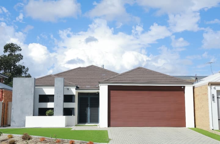 Queen Size Bedroom 2 - Ascot