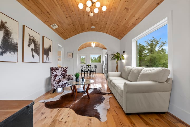 Serene 40 Acre Farm Cottage - Waldorf, MD