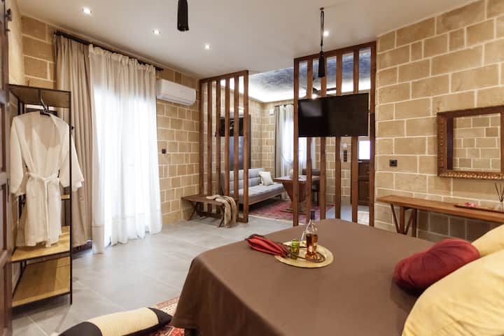 Utopia Luxury Suites | Queen Suite With Spa Bath - Rhodos