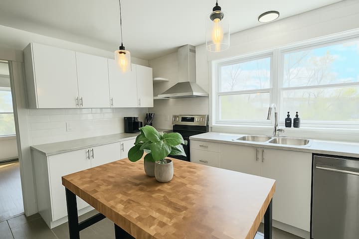 Spacious 4br Home W/ Backyard – Family Friendly! - Moncton