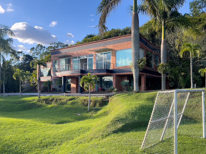 Poblado Villa: Great Views/nature/jacuzzi/security - Medellín