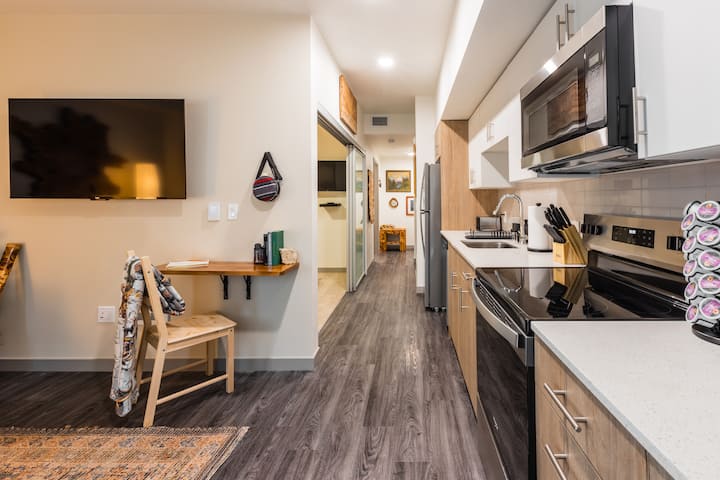 Near Dwntn | Pool | Gym | Parking | In-unit W/d - Tacoma, WA