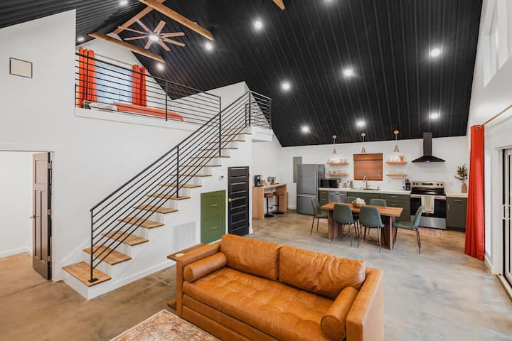 Brand New Modern Barndominium Retreat | Sleeps 6 - Waynesville, NC
