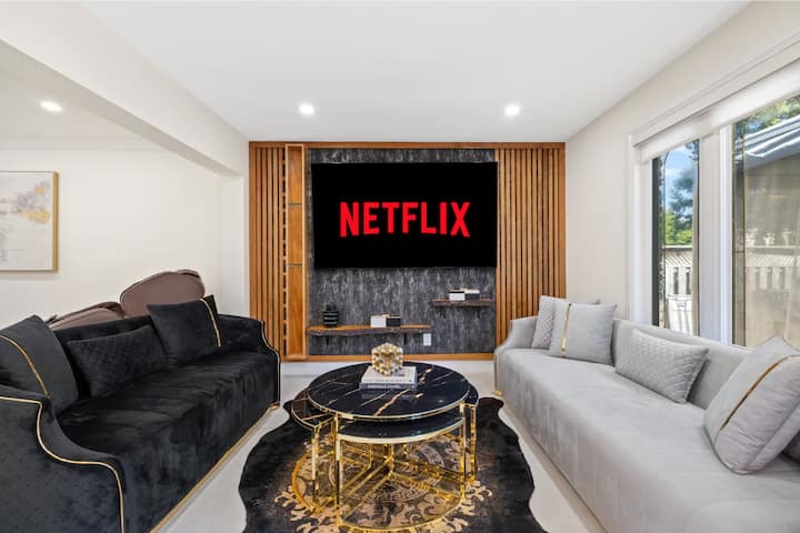 Custom Home | Pool Table | Fire Pit & Bbq | 85" Tv - Toronto