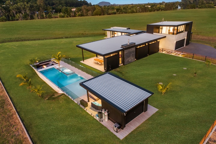 Lux River Villa - Mooloolaba