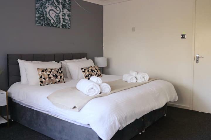 The Randolph-
Cosy 3br Apartment – Close To Shops. - Milton Keynes