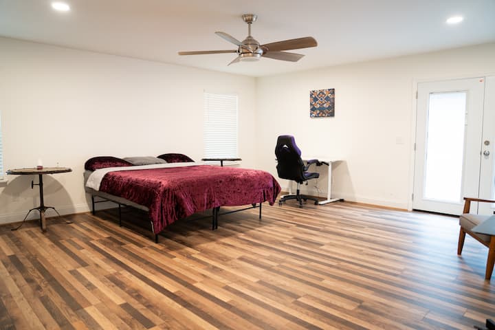 All-inclusive Master Retreat: Ensuite Bath +Closet - Davidson, NC