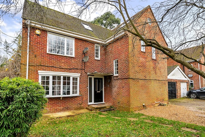 5 Rooms, 9 Guests, Detached. - Select Car Leasing Stadium