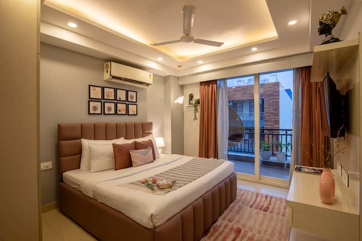 Chic & Cozy Pink Theme | 1bhk W/ Balcony Gurugram - Gurgaon