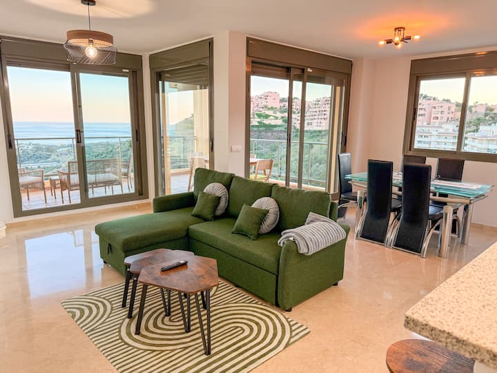 Casa Colon: Spacious 2br! Views, Terrace & Beach - Calahonda