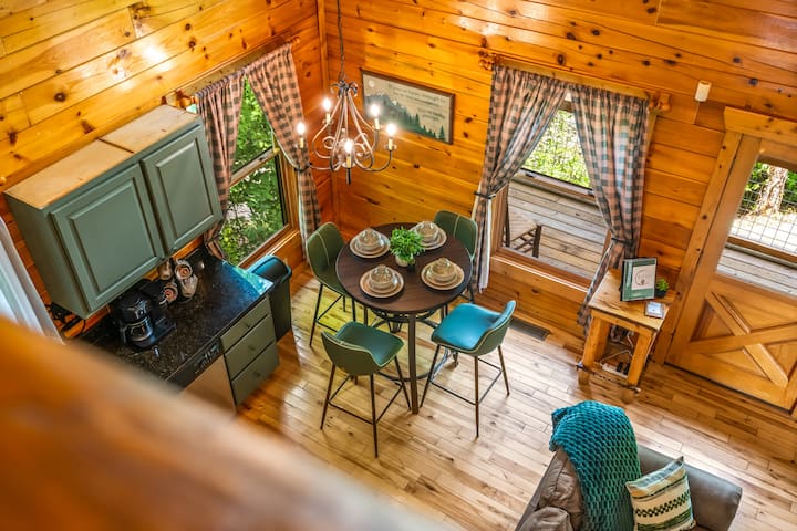 Owl's Nest |Gatlinburg Cabin Hot Tub Game Room - Gatlinburg, TN