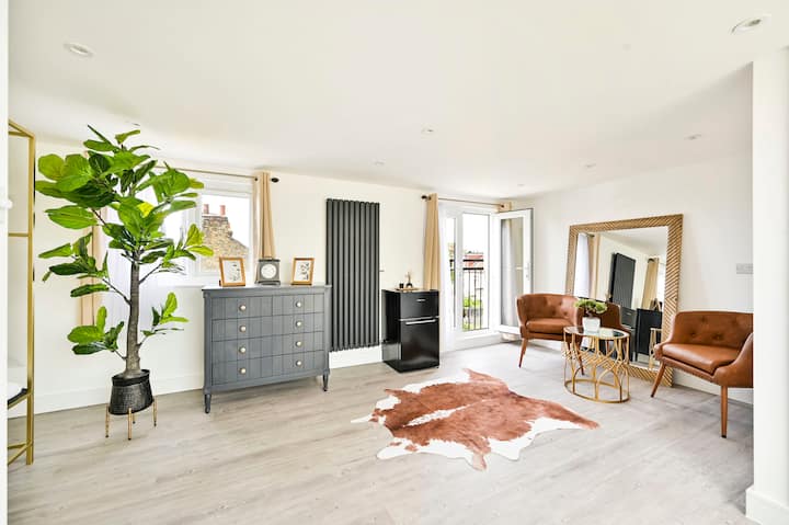 Stylish & Spacious 4br Home - Barking