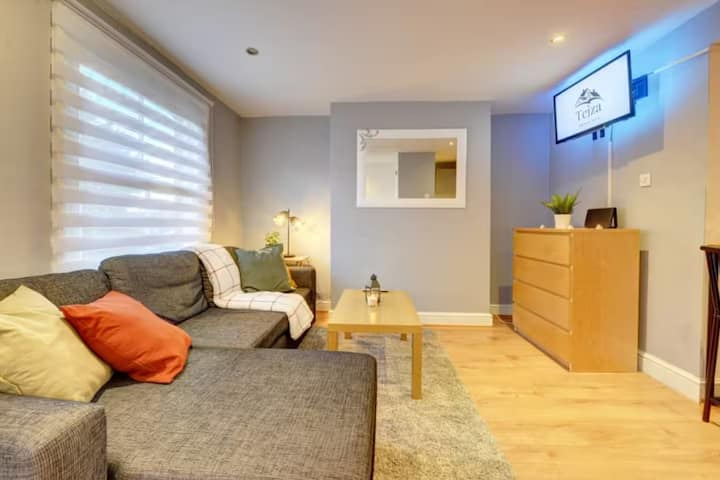 Charming Banbury Flat Near Café Veneto & V Lounge - Banbury