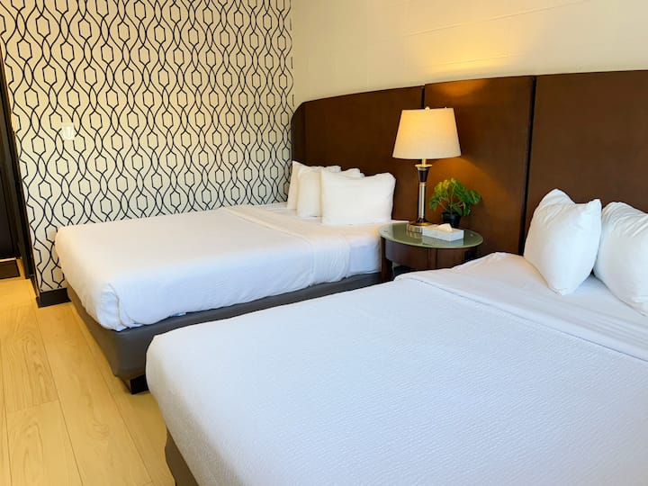 Chic Boutique Hotel In Nanaimo - Classic Two Queen - 納奈莫