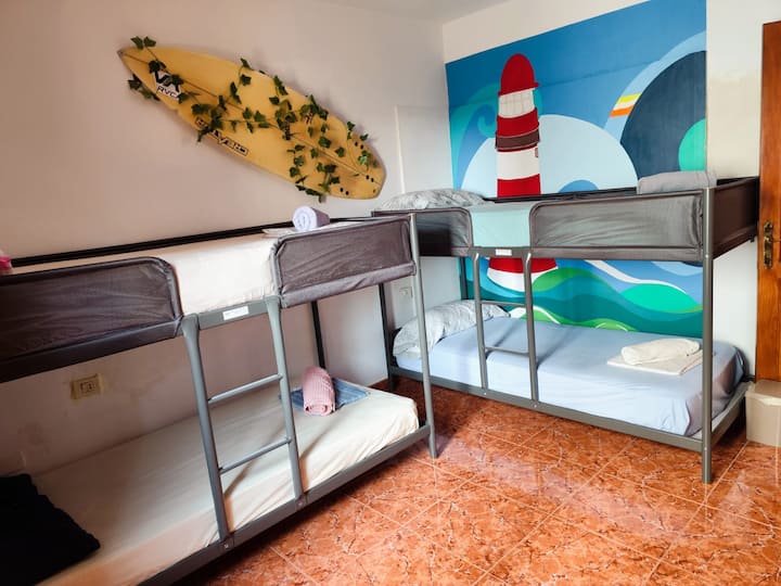 Cama En Habitación Masculina Compartida 4 Camas - Los Cristianos