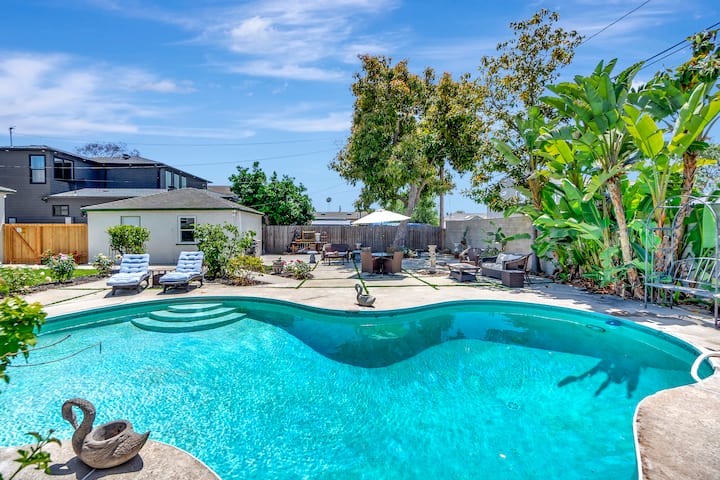 Palm & Peace Poolside | Beach, Disney + King Bed - Norwalk, CA