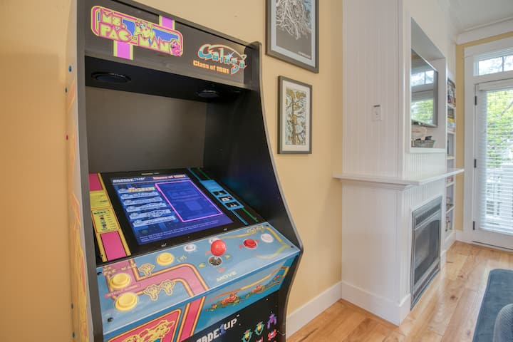 Arcade, Town Center Townhome, Kid + Dog Friendly - Pacific Beach, WA