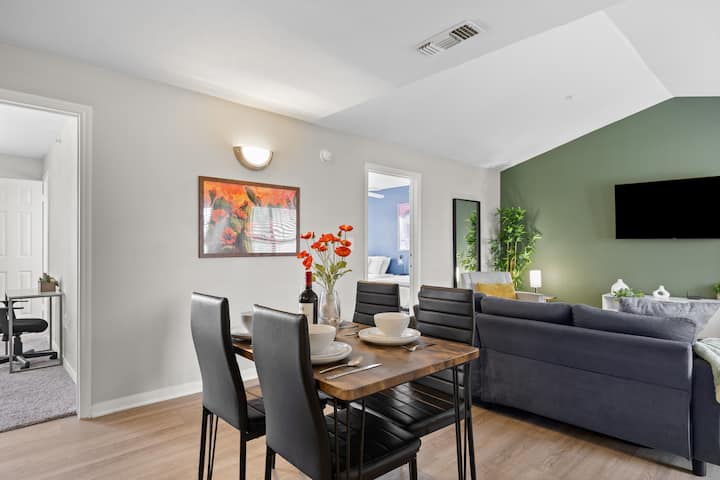 Group Hub! 3br Pool, Gym & Courts – Minutes To Dt - Austin, TX