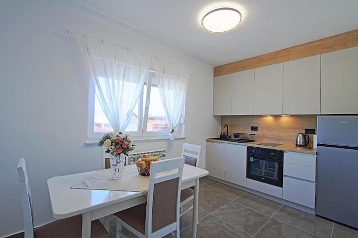 Guesthouse Viktorija Flat | 4 Bedroom & Balcony - Otočac