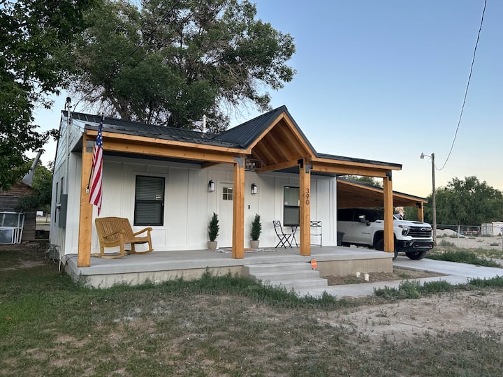 My Grandma's House
Fully Renovated
Ev Charger - Huntington, UT