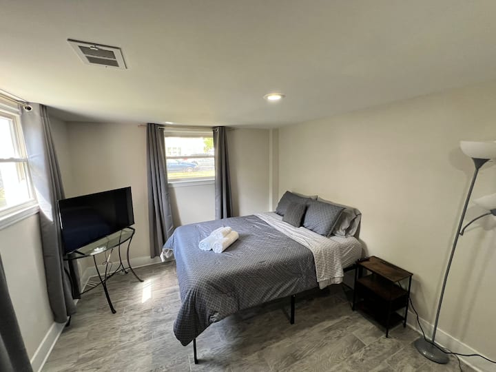 Queen Room Shared Bath | Parking & Wi‑fi - Ashburn, VA