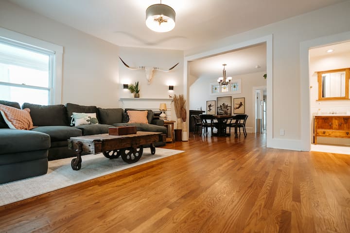 Luxe Farmhouse With Huge Backyard - Dallas, TX