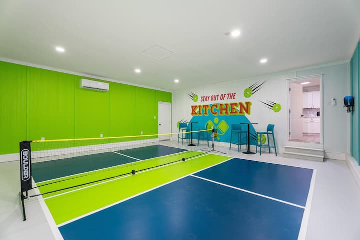 Neon Dream Lodge | Pickleball, Hot Tub, Theater - Massanutten, VA