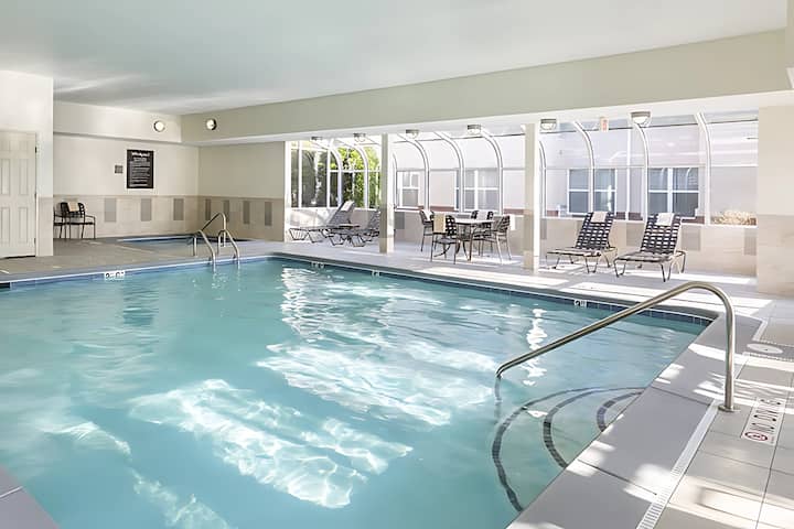 Rapids King Suite With Parking, Pool & Gym - Calvin University, Grand Rapids