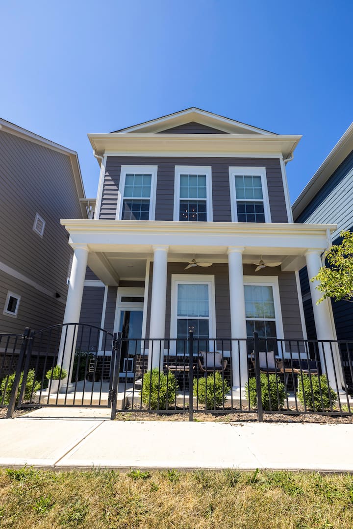 Charming Downtown Retreat – Walkable & Welcoming - Carmel, IN