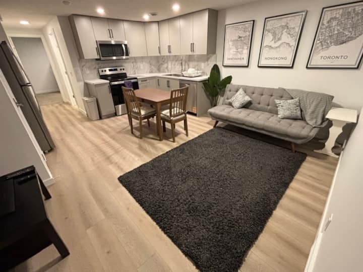 Modern Clean Cozy 2br | Family-friendly Se Calgary - カルガリー