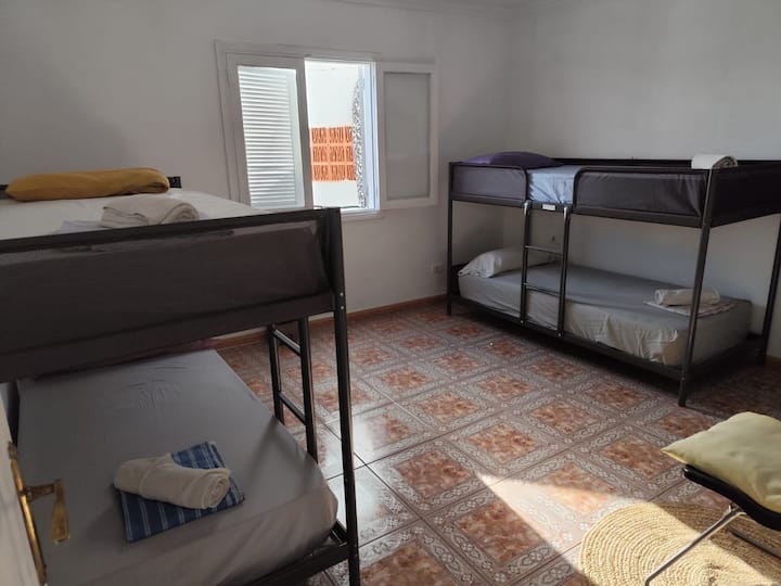 Cama En Habitación Femenina Compartida 4 Camas - Los Cristianos