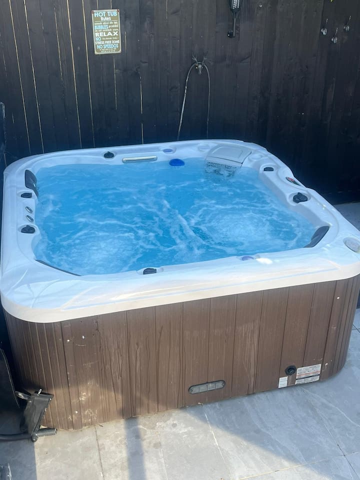 Luxury 2 Bed House With Hot Tub - Cardiff