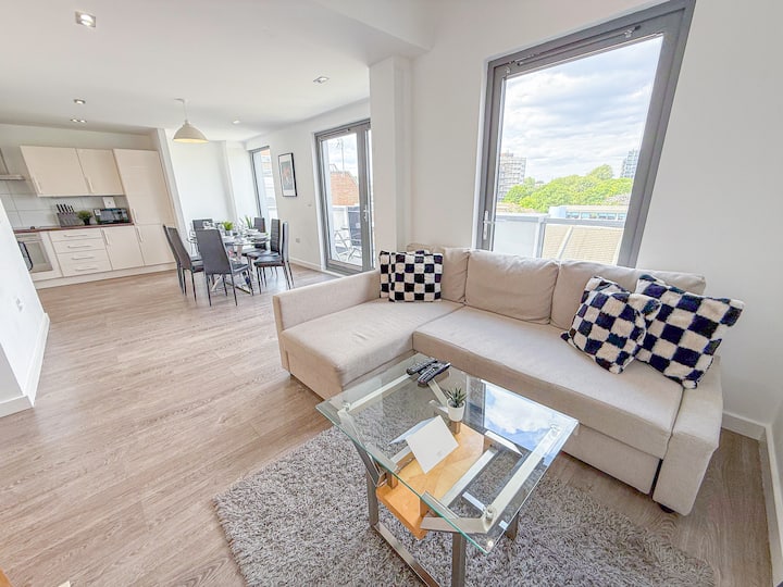 3-bed Hoxton Flat W/ Balcony | Shoreditch, Old St -