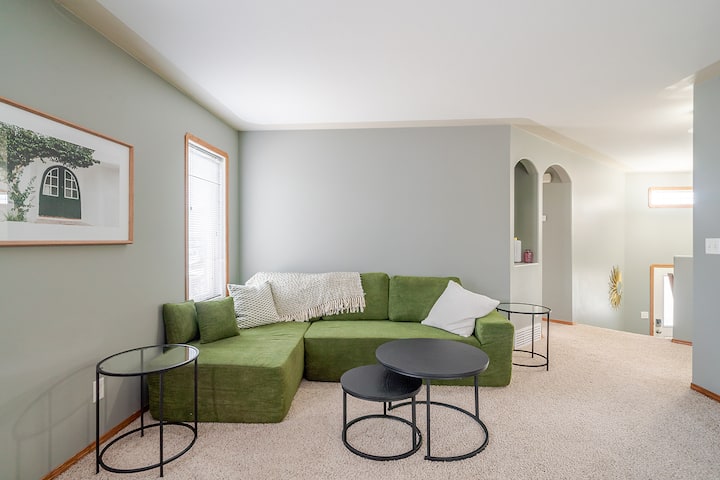 Bright 3br Home | Master Suite + Large Living - Red Deer